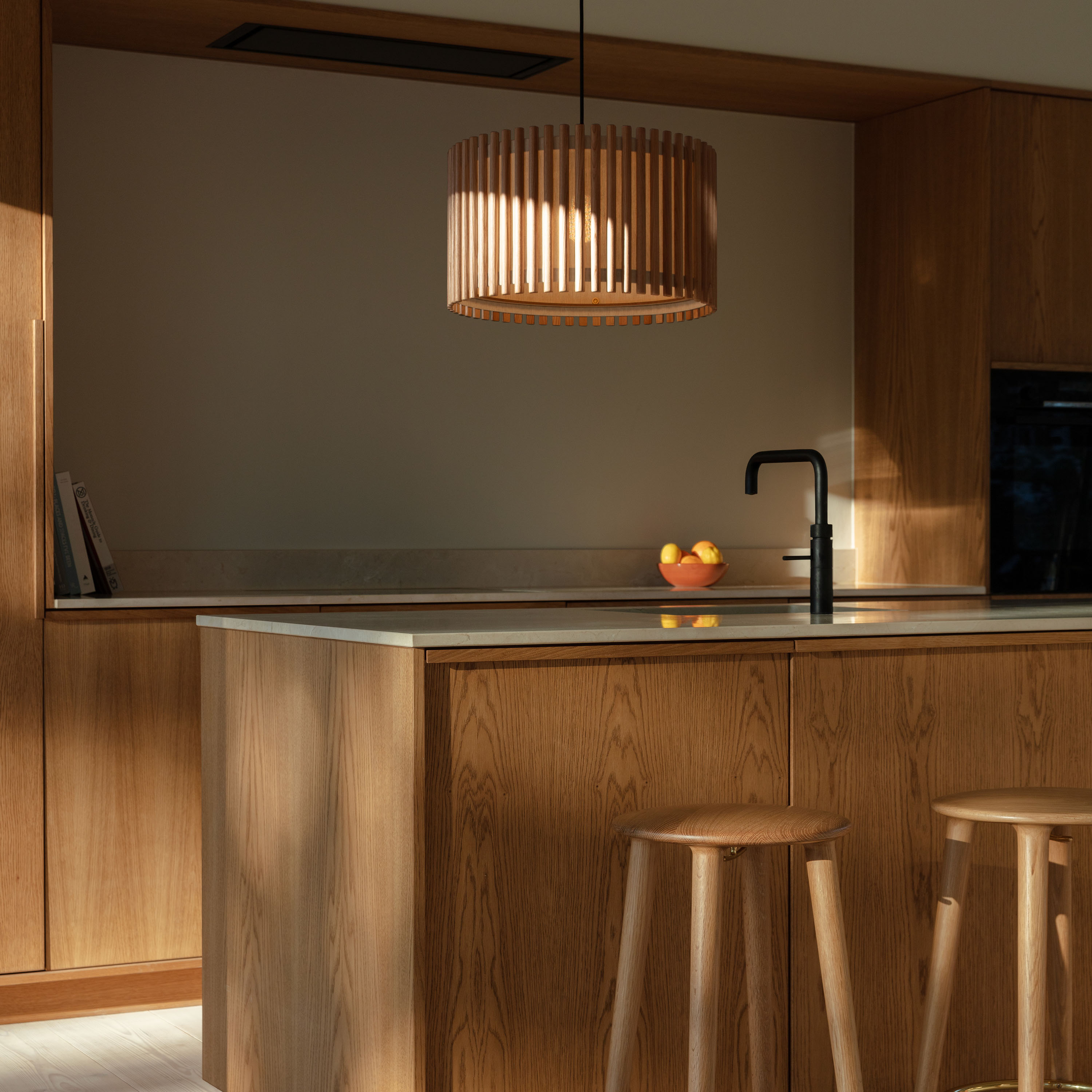 Umage Komorebi Lampeskjerm Circle Dark Oak Large - Sleepo